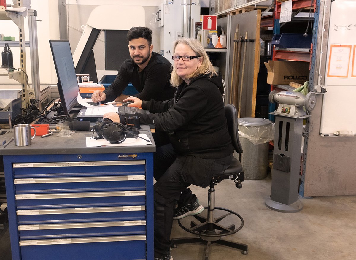 Svarv och fräs, hemmaplan för Rollcos maskinoperatör Annelie